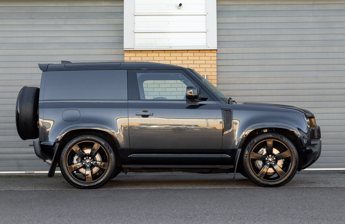 LAND ROVER DEFENDER 90 X-DYNAMIC HSE D300 3.0 HARD TOP - Brittle